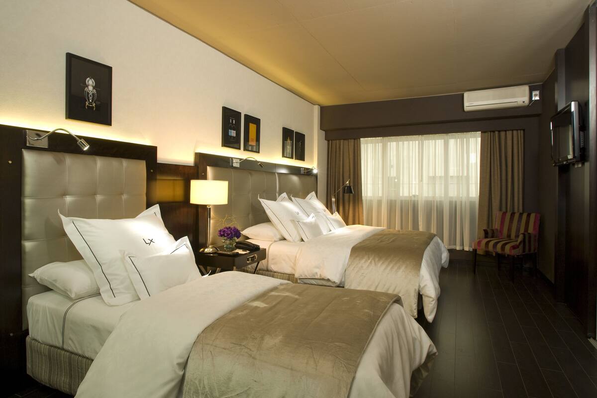 Edredões de penas, minibar, cofre com capacidade para portátil