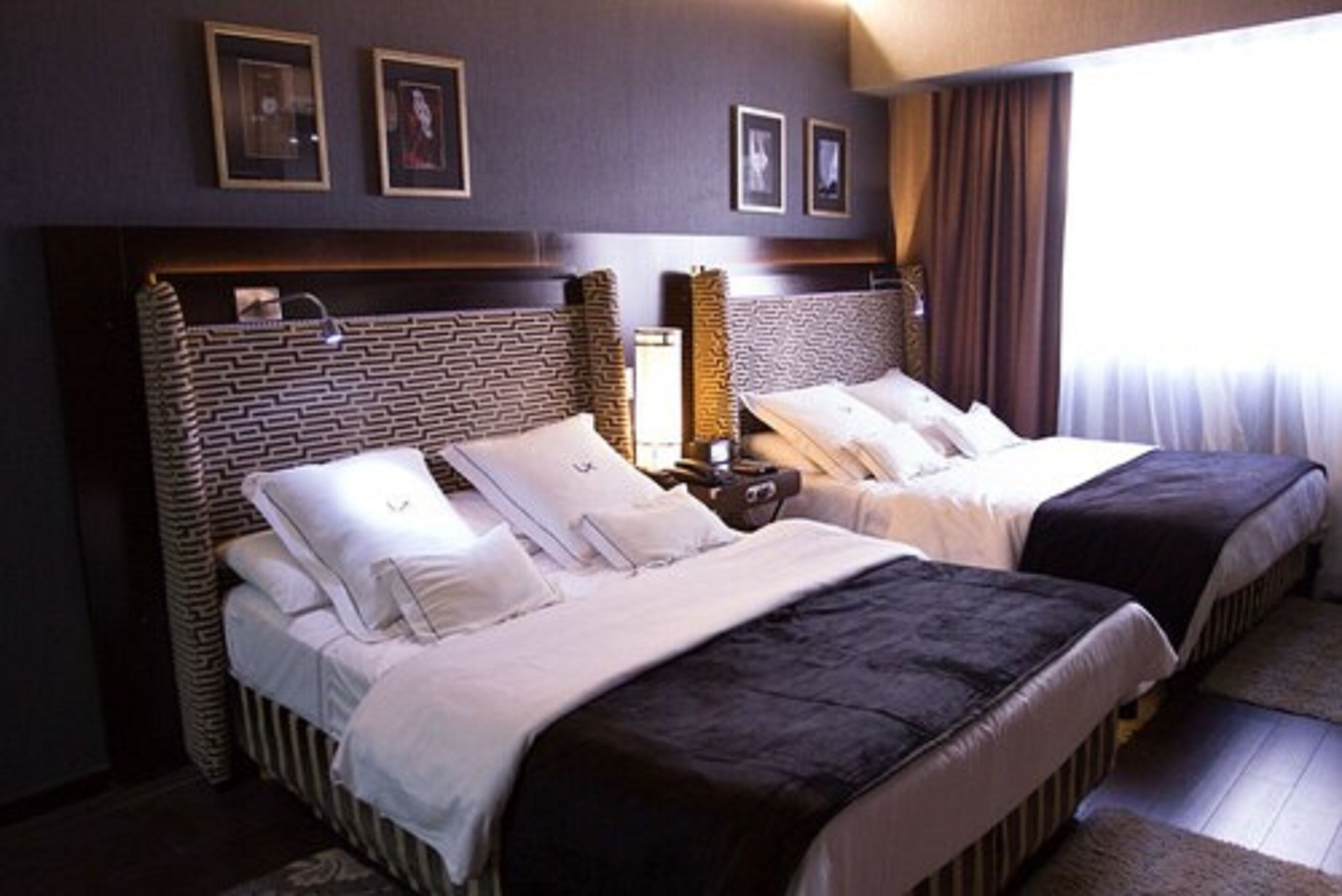 Edredões de penas, minibar, cofre com capacidade para portátil 