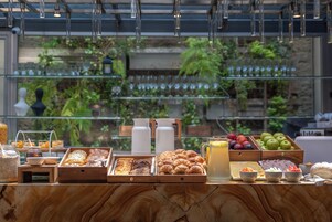 Café da manhã continental todos os dias mediante uma taxa