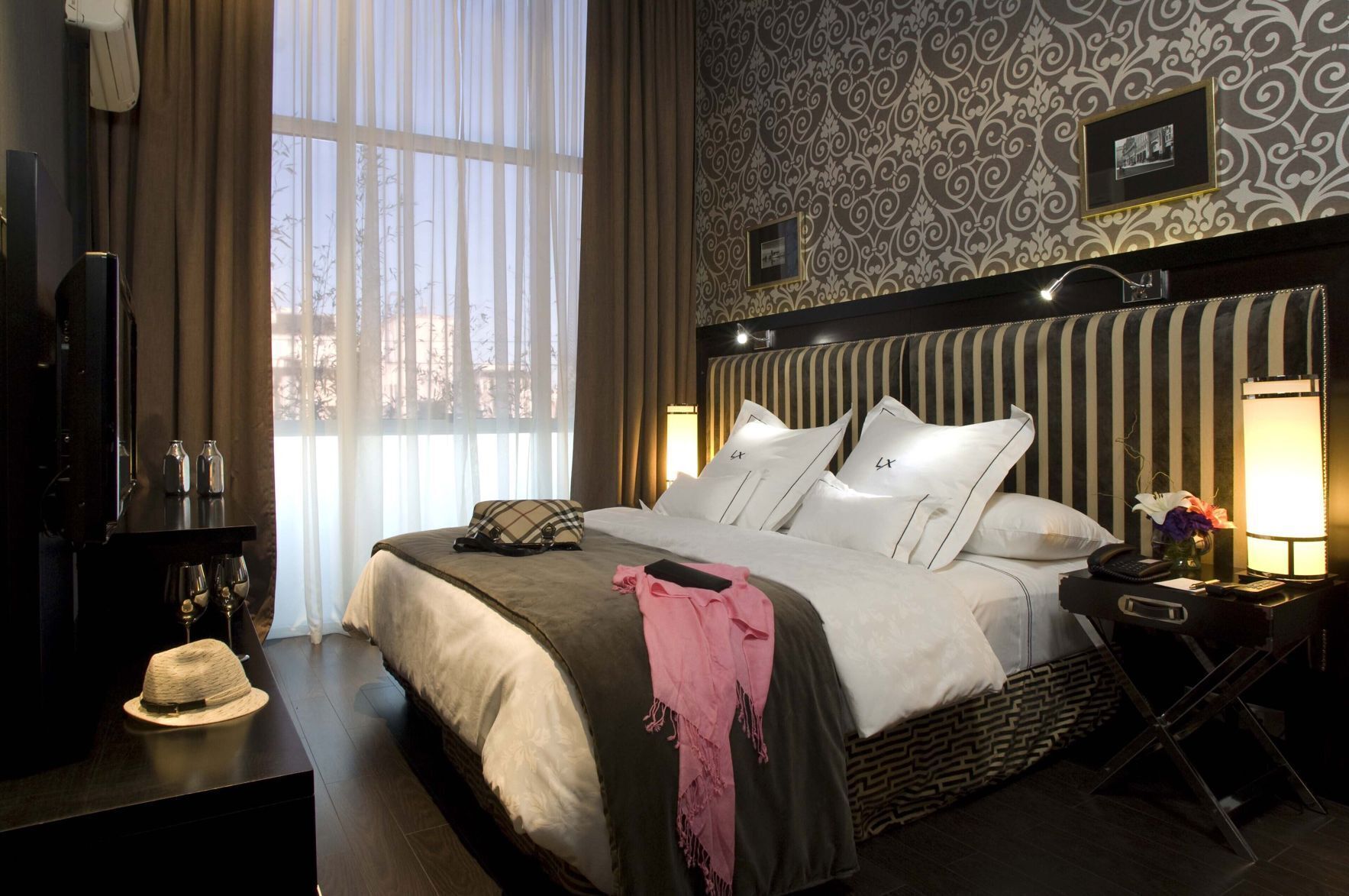 Edredões de penas, minibar, cofre com capacidade para portátil 