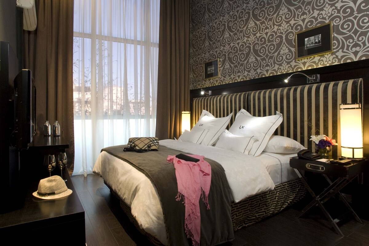 Edredões de penas, minibar, cofre com capacidade para portátil