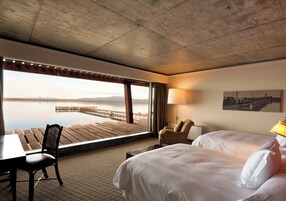 Frigobar (abastecido com itens grátis), cofres nos quartos, escrivaninha