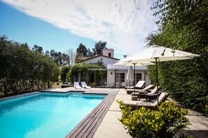 Piscina externa, guarda-sóis, espreguiçadeiras