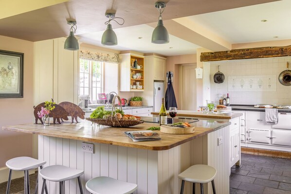 Roupa de alta qualidade, com decoração personalizada 