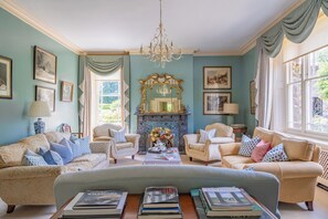 Roupa de alta qualidade, com decoração personalizada 