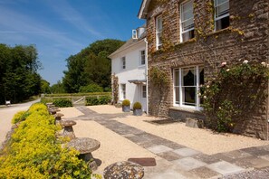 Roupa de alta qualidade, com decoração personalizada 