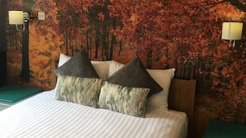 Escrivaninha, ferros/tábuas de passar roupa, roupa de cama
