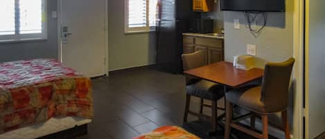 Suite, 2 camas queen-size, não fumadores | Secretária, ferro/tábua de engomar, Wi-fi grátis