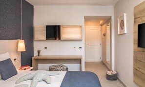 Superior double room with seaside balcony | Roupa hipoalergénica, minibar, cofre no quarto, secretária 