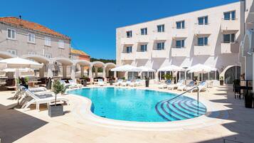 Piscina exterior sazonal, guarda-sóis, espreguiçadeiras