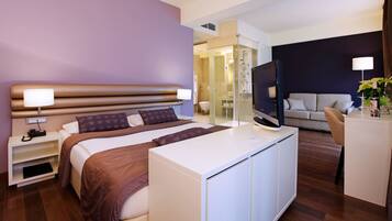 Quarto Familiar | Minibar, cofre no quarto, secretária, quartos insonorizados