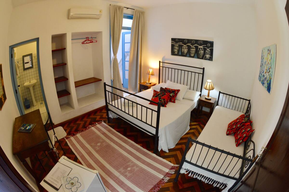 Quarto Triplo Standard | Roupa de alta qualidade, camas de colchão pillowtop, minibar 