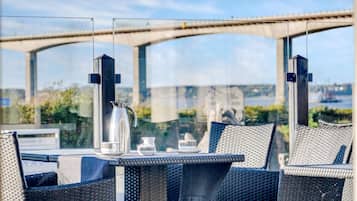 Pequenos-almoços, almoços, jantares servidos, com vista para a praia