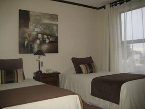 Minibar, cofre no quarto, Wi-fi grátis, roupa de cama fornecida 