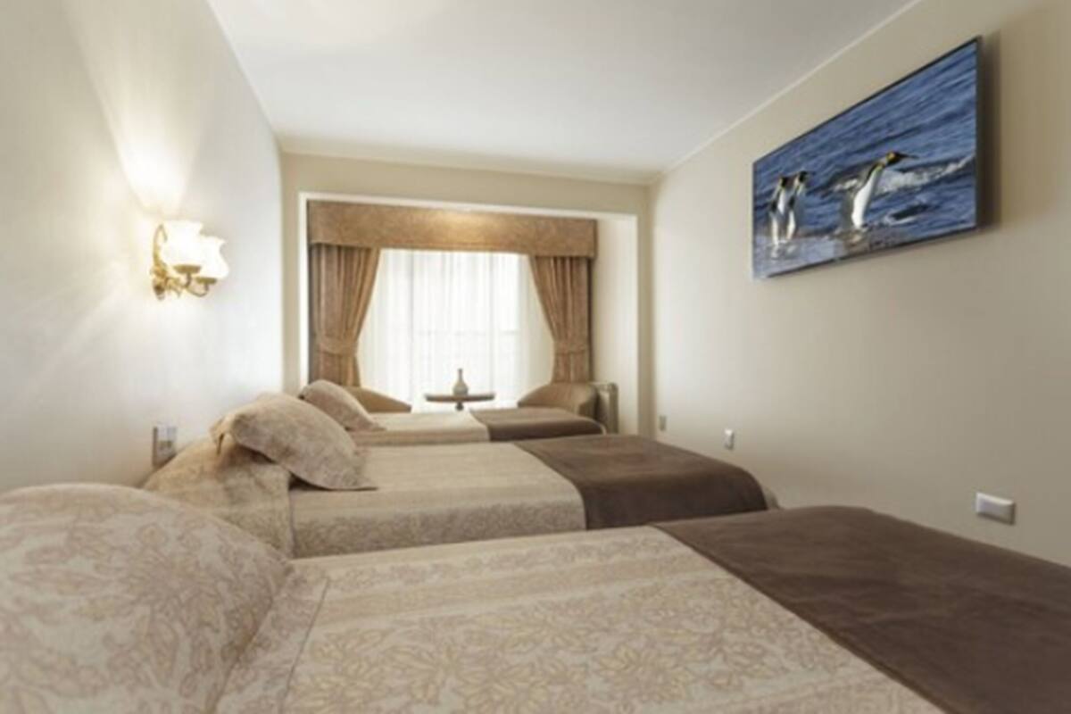 Quarto Triplo | Minibar, cofre no quarto, Wi-fi grátis, roupa de cama fornecida 