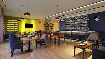 Uma área de bar moderna com piso de madeira, banquetas e iluminação pendente. Há prateleiras com garrafas e uma televisão montada na parede.
