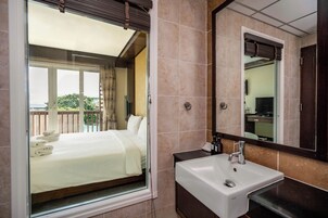 Quarto Superior | Casa de banho | Um polibã, um chuveiro fixo, toalhas fornecidas 