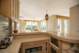 Penthouse | Cozinha privada | Um frigorífico 