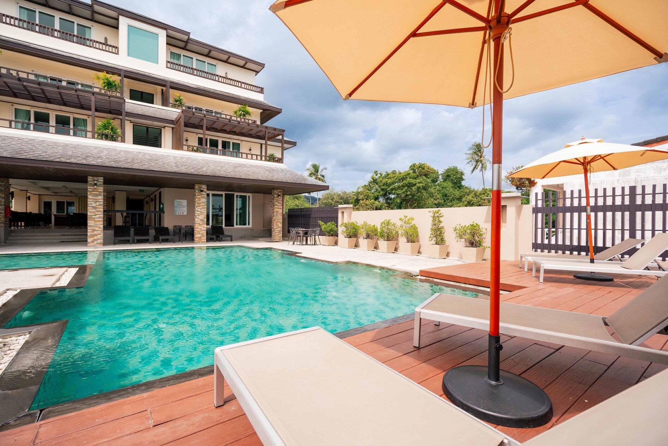 Terraço com espreguiçadeiras