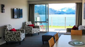 Apartamento Deluxe, 2 quartos, vista para o lago | Sala de estar
