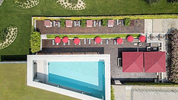 Piscina exterior, da(s) 8:00 à(s) 19:00, guarda-sóis