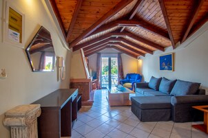 Casa, 2 quartos | Área de estar | TV de tela plana 28 polegadas com canais via satélite, TV