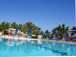 Piscina externa sazonal, funciona das 9h às 21h, guarda-sóis