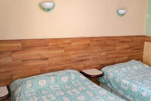 Quarto standard, 2 camas de casal | Roupas de cama premium, edredons de pluma, cortinas blackout