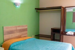 Quarto standard, 2 camas de casal | Roupas de cama premium, edredons de pluma, cortinas blackout