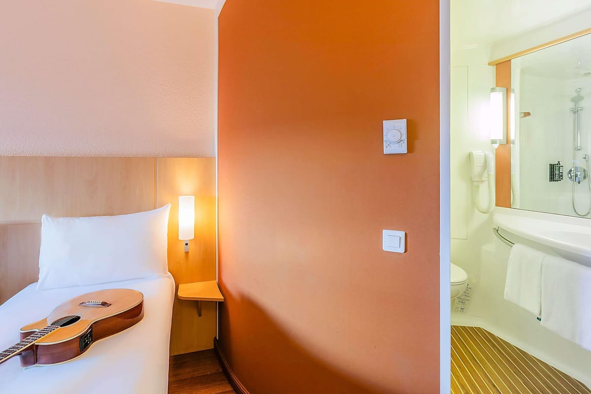 Quarto, 2 camas individuais | Secretária, Wi-fi grátis, roupa de cama fornecida