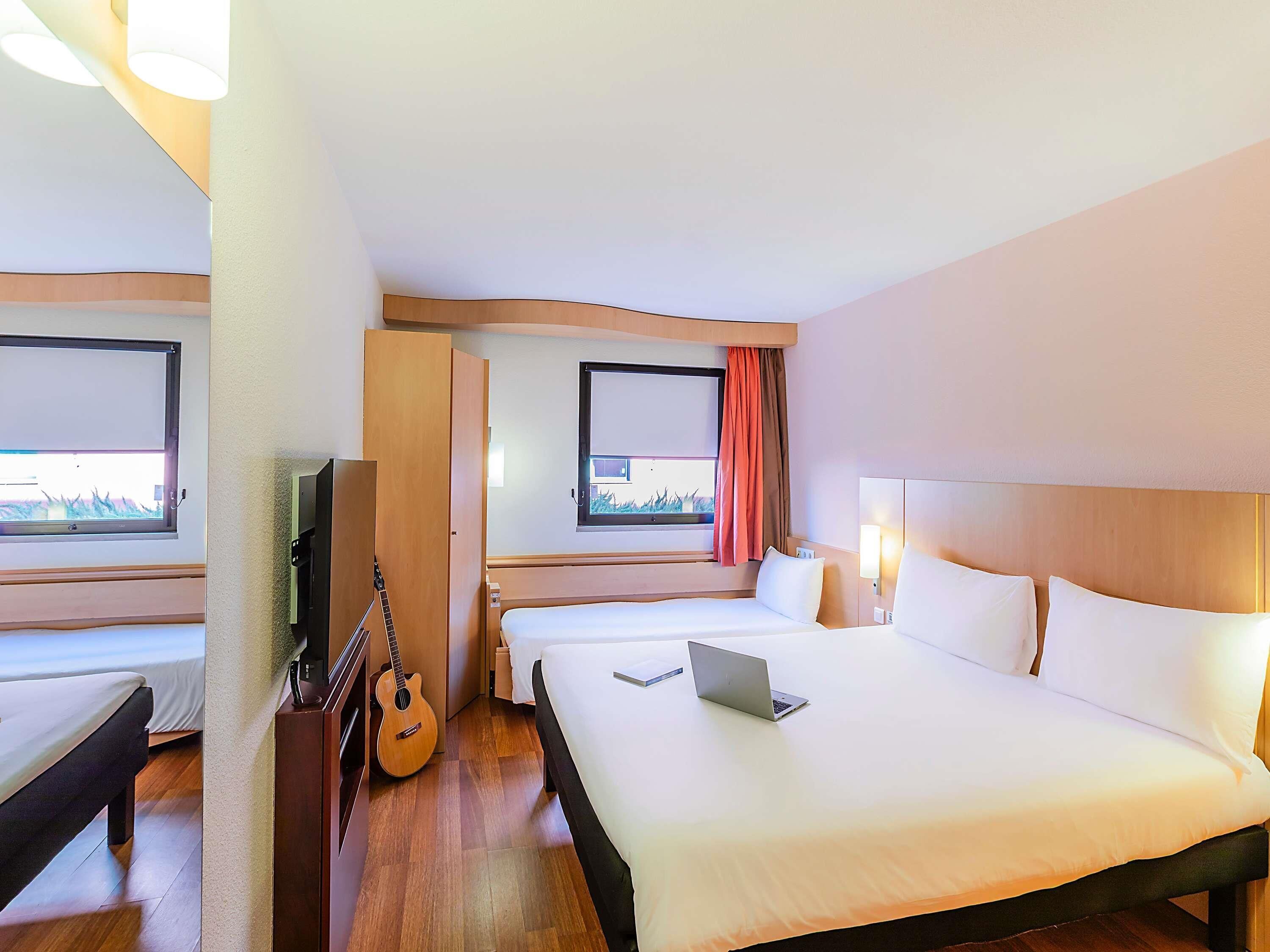 Quarto, várias camas | Escrivaninha, Wi-Fi de cortesia, roupa de cama