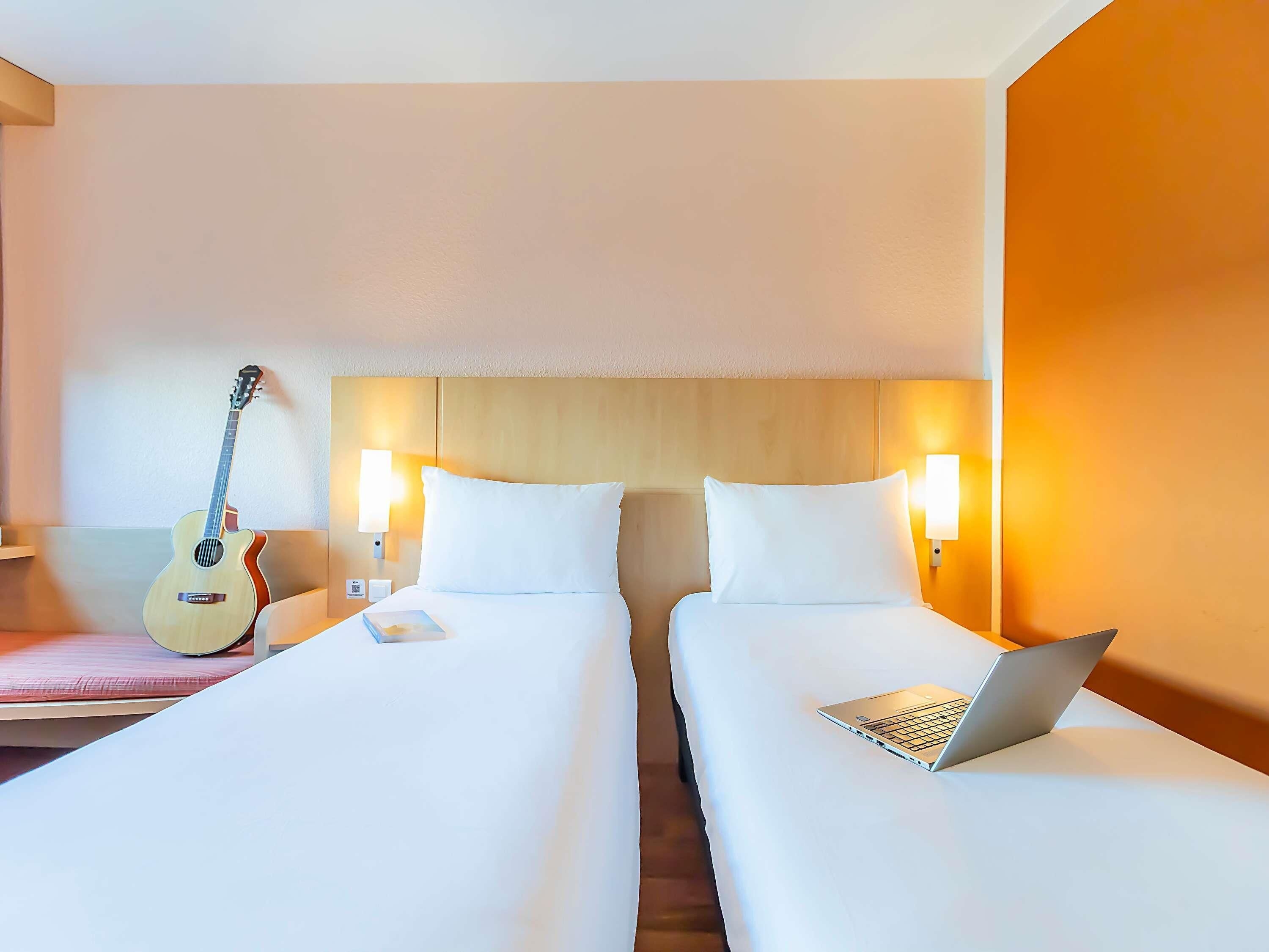 Quarto, 2 camas de solteiro | Escrivaninha, Wi-Fi de cortesia, roupa de cama