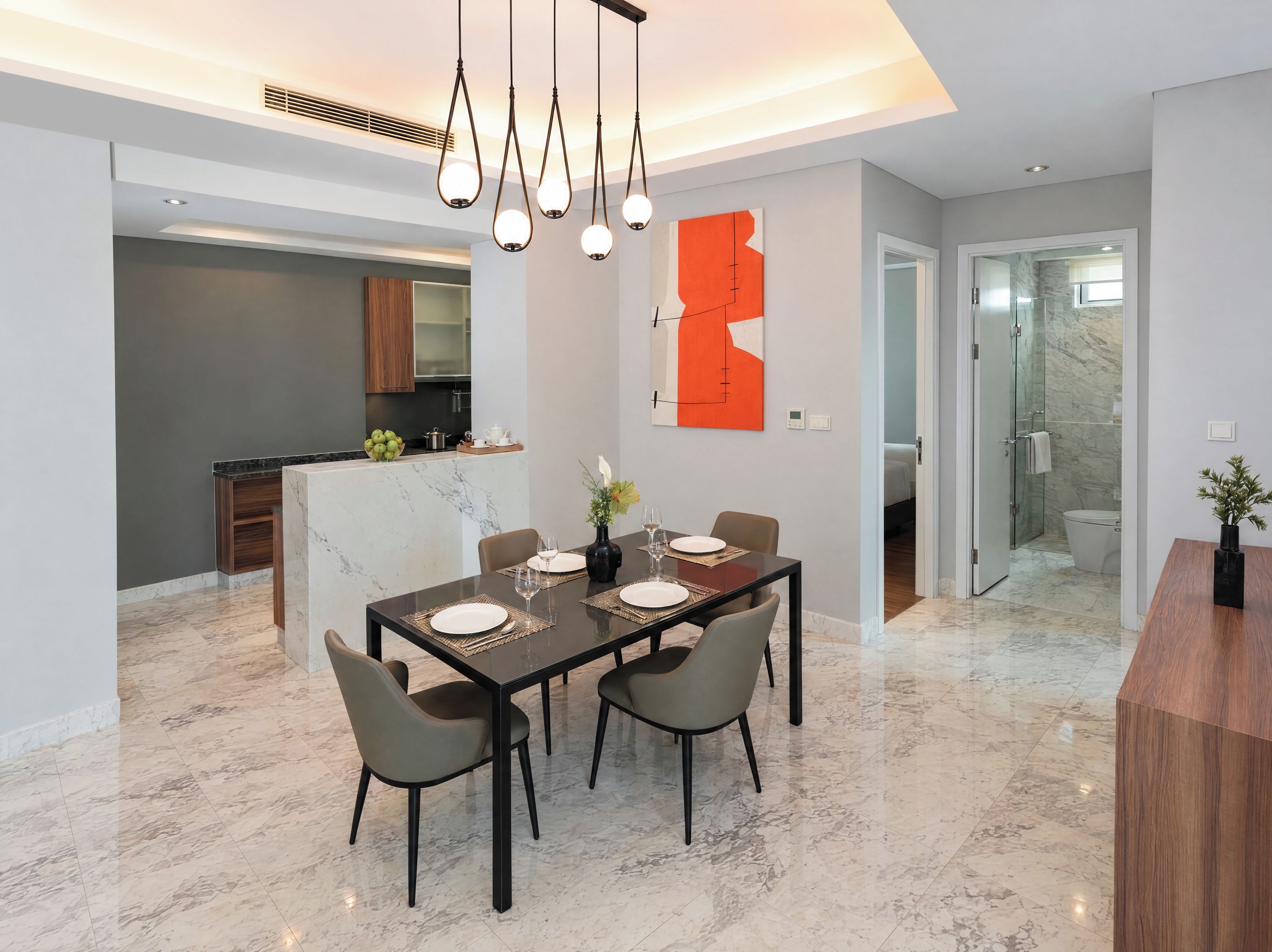 Uma sala de jantar moderna com piso de mármore, mesa de madeira escura e seis cadeiras.