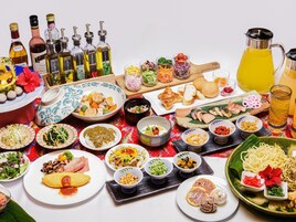Uma mesa com diversos pratos, acompanhamentos e bebidas.