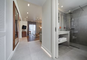 Suíte superluxo, 2 quartos | Banheiro | Secador de cabelo, toalhas de banho