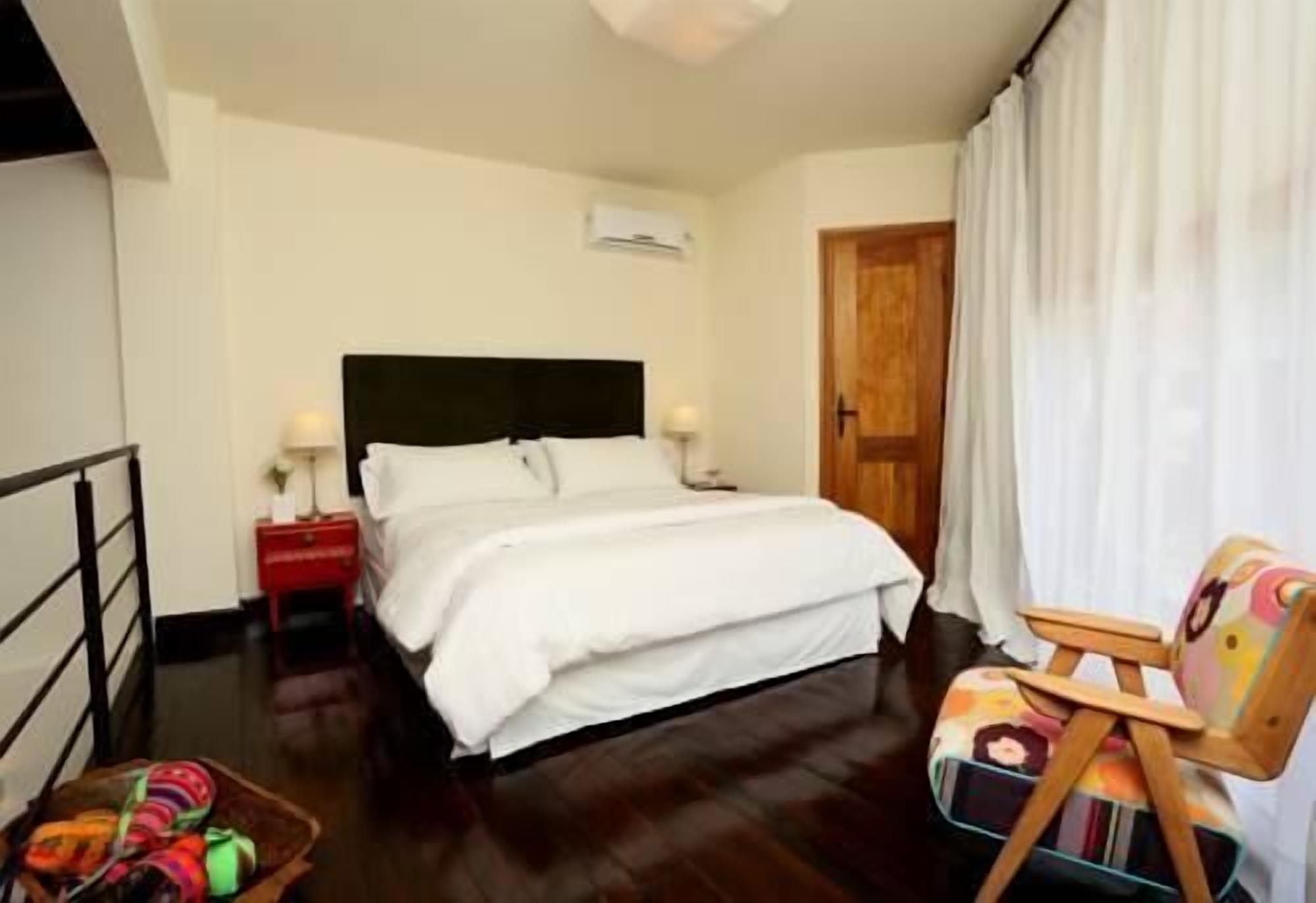 Roupas de cama antialérgicas, frigobar, cofres nos quartos, escrivaninha