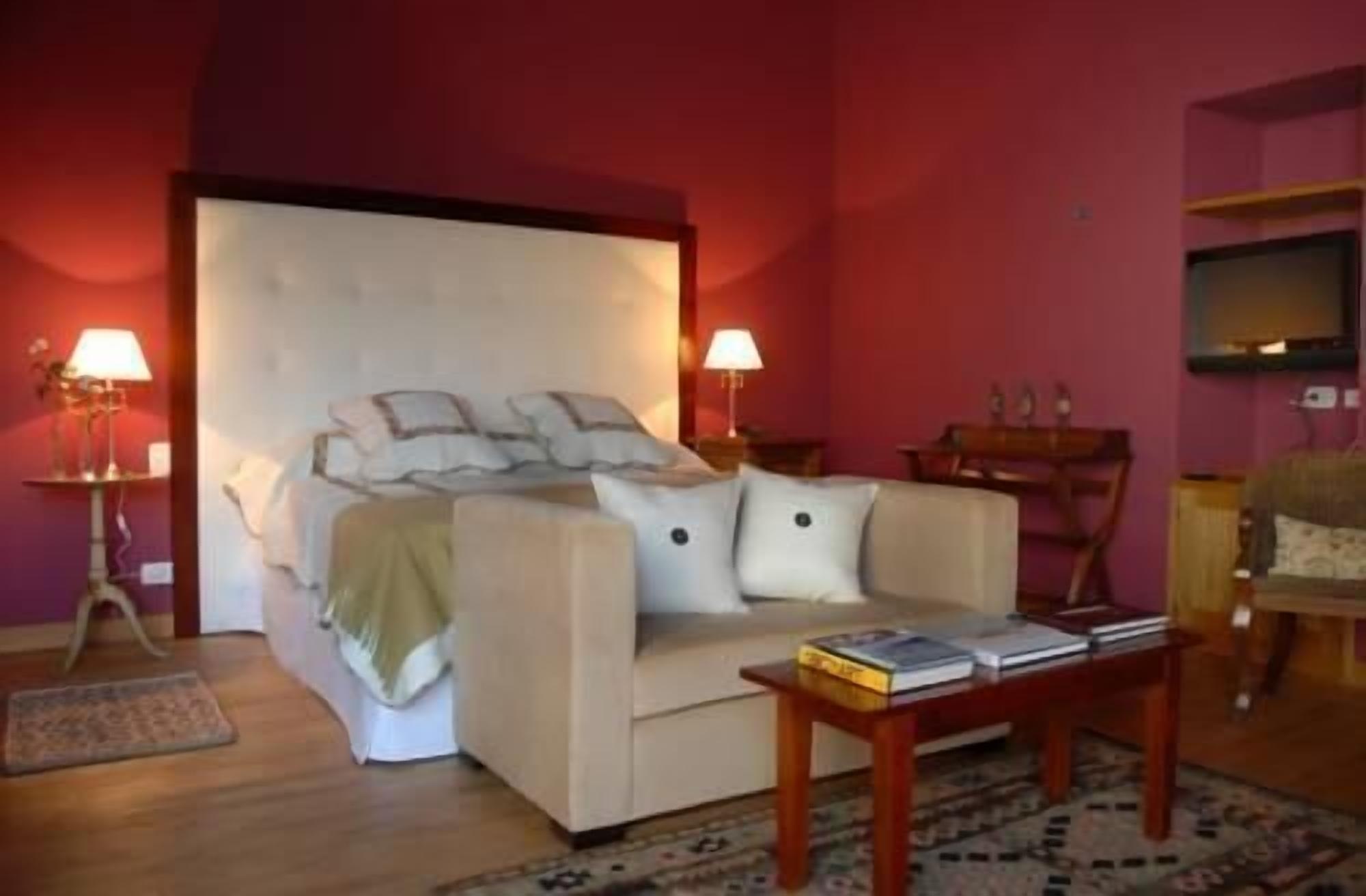 Roupas de cama antialérgicas, frigobar, cofres nos quartos, escrivaninha
