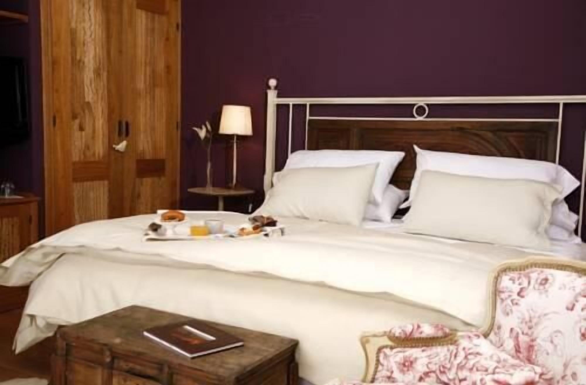 Roupas de cama antialérgicas, frigobar, cofres nos quartos, escrivaninha