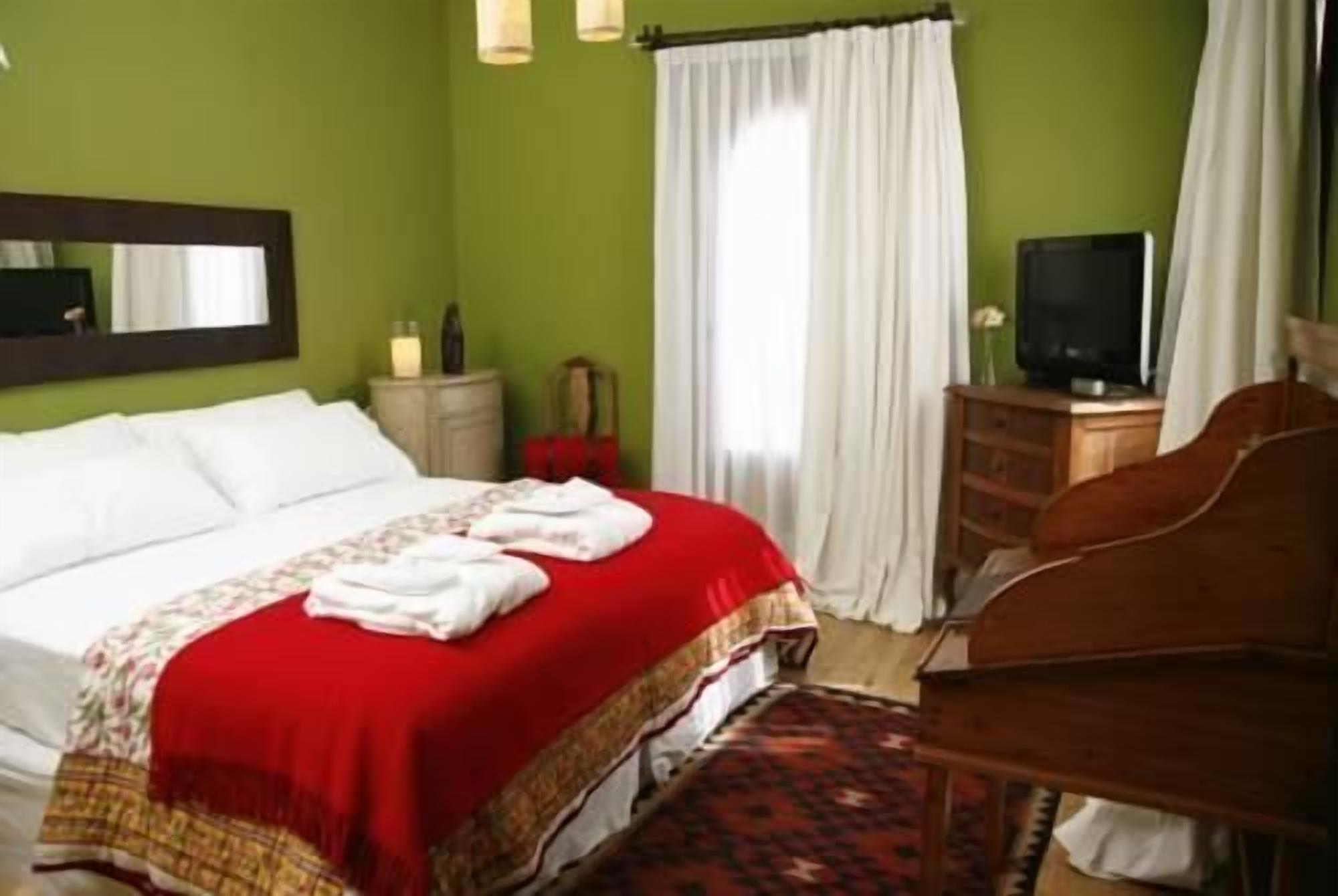 Roupas de cama antialérgicas, frigobar, cofres nos quartos, escrivaninha