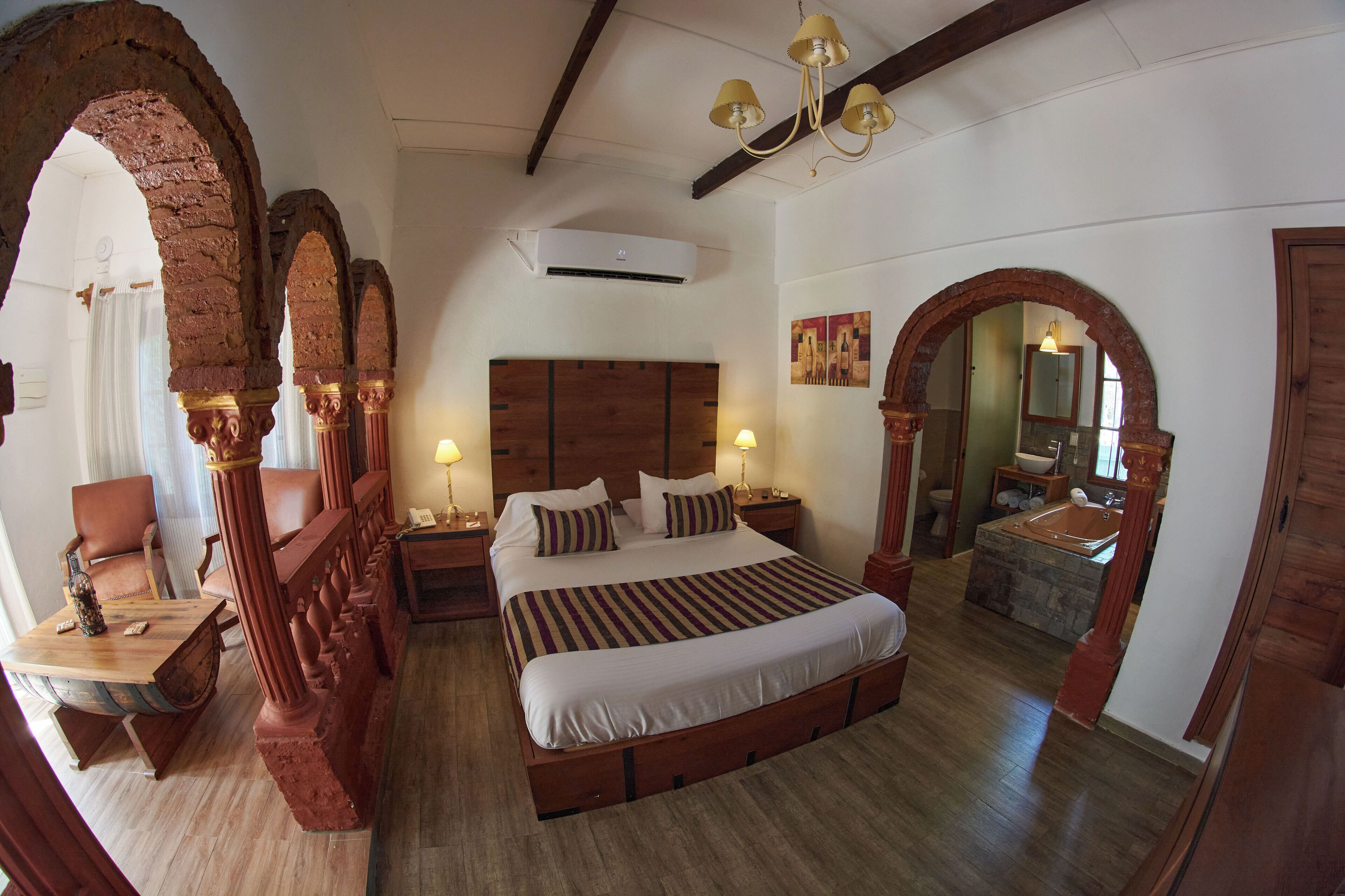 Suite | Cofre com capacidade para portátil, secretária, ferro/tábua de engomar 