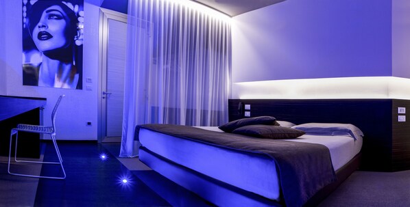 Roupas de cama antialérgicas, frigobar, cofres nos quartos, escrivaninha