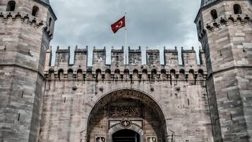 Um edifício histórico com um arco grande e duas torres.