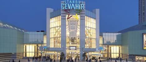 Um edifício moderno com o texto "ISTANBUL CEVAHIR" no topo.
