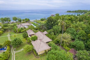 Villa, vista para o jardim (Lotus, No.7) | Minibar, cofre no quarto, secretária, ferro/tábua de engomar 