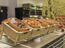 Pequeno-almoço tipo buffet diário mediante uma taxa 