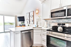 Apartamento, 2 quartos | Cozinha privada | Um frigorífico/congelador grande, um micro-ondas, uma placa de cozinha