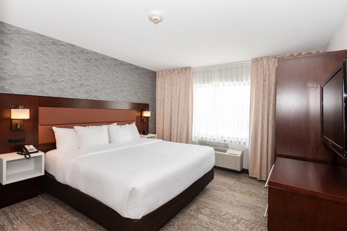 Suite, 1 cama king-size, não fumadores (Efficiency) | Roupa de alta qualidade, camas de colchão pillowtop, secretária