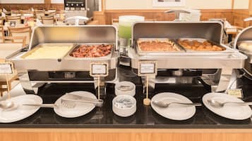 Café da manhã com buffet grátis todos os dias