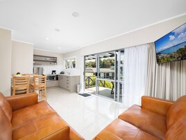 Apartamento, 2 quartos | Área de estar | TV 42 polegadas com canais via satélite