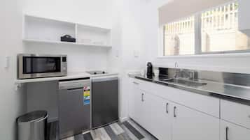 Apartamento, 2 quartos | Cozinha privada | Um frigorífico, um micro-ondas, uma chaleira elétrica, uma torradeira